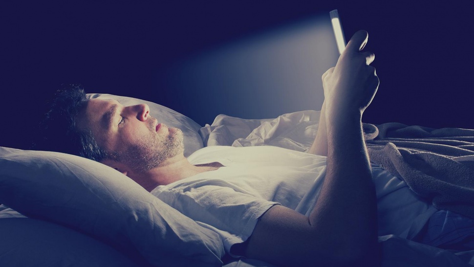 Effects of Blue Light on Sleep - Article - GLBrain.com